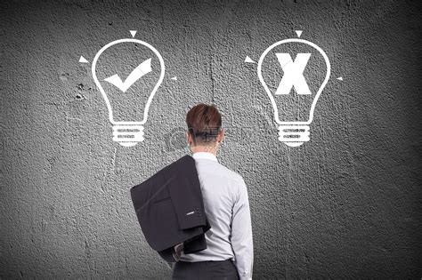 商务人士面对人生选择图片素材 正版创意图片500548193 摄图网