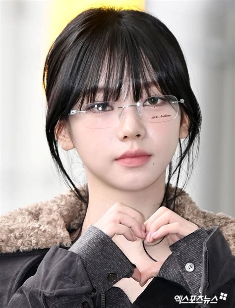 예쁨가득 에스파 카리나 안경 하나로 달라진 분위기 시선 강탈 엑 s HD화보 나무뉴스
