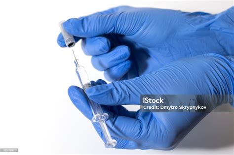 주사기 의료 주사 병 손 손바닥 또는 손가락에 앰프 바늘이있는 의학 플라스틱 예방 접종 장비 간호사 또는 의사 액체 약물 또는 마약 병원에서 건강 관리 간호사에 대한 스톡