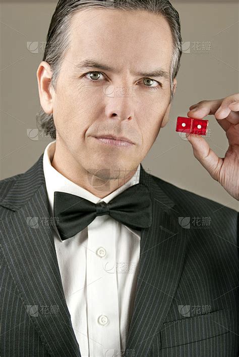 关切的绅士手持骰子