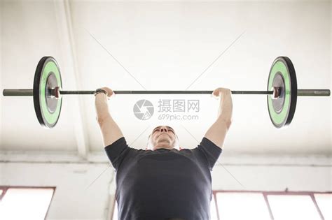 用举重棒训练的人高清图片下载 正版图片505141608 摄图网