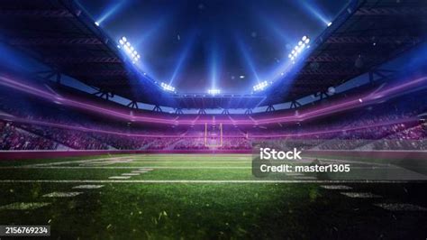 3d의 조감도는 미식 축구 팬이 있는 흐릿한 트리뷴이 있는 축구 경기장 네온 불빛의 빈 경기장을 렌더링합니다 오픈 에어 매치 축구에 대한 스톡 사진 및 기타 이미지 Istock