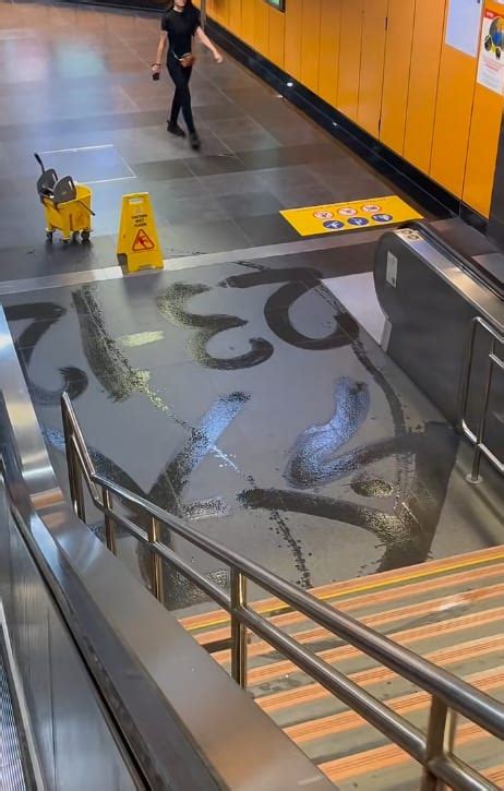 Newton Mrt Station Cleaner Writes Chinese Calligraphy With Mop 8days