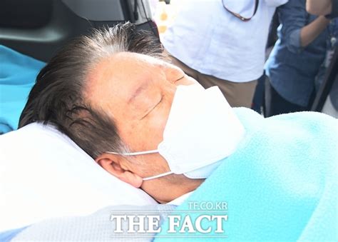 이재명 단식 24일 만에 중단회복 치료 들어간다 정치 기사 더팩트