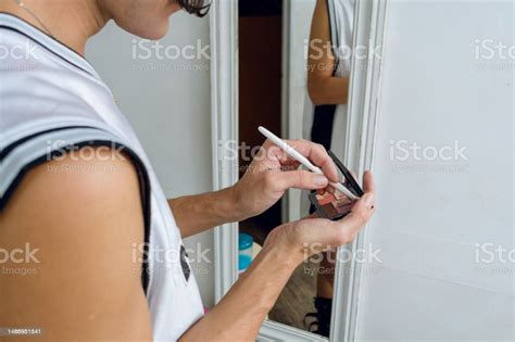 그녀의 방에서 알아볼 수 없는 젊은이가 브러시에 메이크업을 위해 컬러 파우더를 바르고 있다 식별할 수 없는 사람 사람들에 대한 스톡 사진 및 기타 이미지 식별할 수 없는