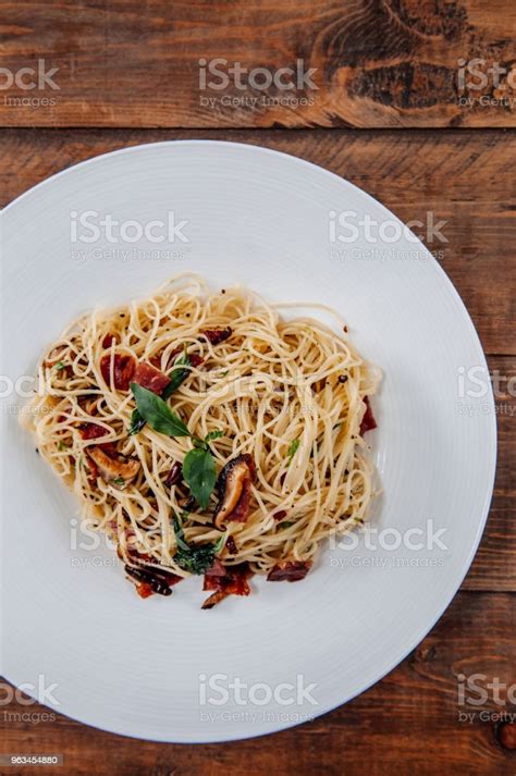 측면 보기에서 나무 테이블에 흰 접시에 말린된 매운 고추와 스파게티 파스타 베이컨 건강한 생활방식에 대한 스톡 사진 및 기타 이미지 건강한 생활방식 고급 요리 고기
