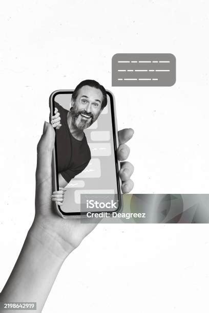 크리 에이 티브 사진 3d 콜라주 아트웍 포스터 엽서 긍정적 인 중년 남자 전화 화면 내부 그림 배경에 고립 된 Sms를 씁니다