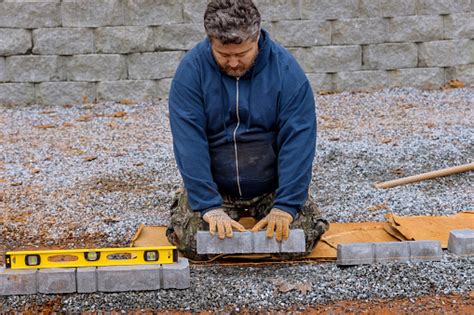 보도 건설 프로젝트 중에 작업자들이 석재 콘크리트 포장재를 깔고 있습니다 45 49세에 대한 스톡 사진 및 기타 이미지 45 49세 거리 건설 산업 Istock