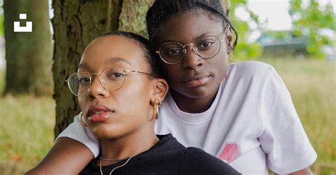 검은 티셔츠를 입고 안경을 쓴 여자 안경을 쓴 흰색 티셔츠를 입은 여자와 함께 앉아 있다 사진 Unsplash의 무료 성소수자 이미지