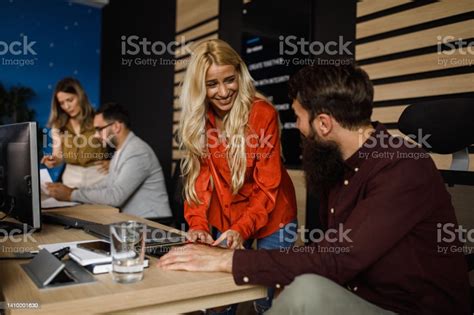 비즈니스 동료들은 프로젝트에서 공동 작업하는 동안 그들이 말하는 것을 비웃습니다 25 29세에 대한 스톡 사진 및 기타 이미지 25 29세 30 34세 금발 머리