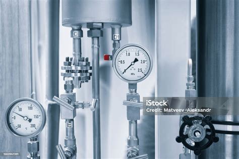 산업 개념 밸브 튜브 압력 게이지 온도계 보일러 하우스의 장비 보일러 룸에서 기마계 파이프 유량계 물 펌프 및 난방 시스템의 밸브를 닫습니다 0명에 대한 스톡 사진 및 기타