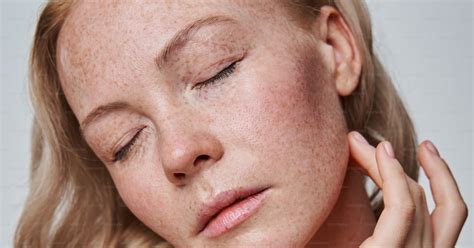 주근깨가 있는 피부를 가진 젊은 예쁜 백인 여성의 수직 초상화는 카메라 맞은편에 서서 스튜디오에서 눈을 감았다 미용 페이셜 트리트먼트 및 스파 컨셉 사진