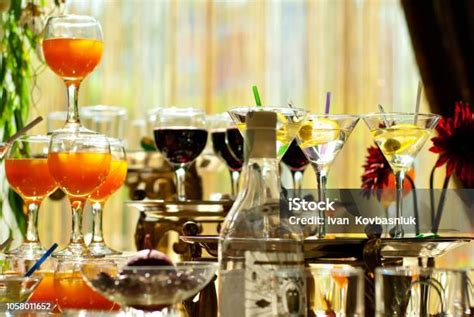 테이블에 착 색 음료 유리 유리입니다 뷔페에서 알코올 음료 0명에 대한 스톡 사진 및 기타 이미지 0명 기념일 레스토랑 Istock