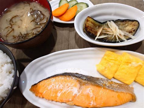 央 包丁侍本店の 朝ごはん 焼き鮭 茄子の煮浸し 卵焼き 自家製ぬか漬け もずくのお味噌汁 瑞穂の国 日本に生まれて良かっ