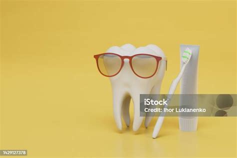구강 위생에 치과 의사의 훈련 안경 칫솔 및 페이스트가있는 치아 모델 3d 렌더링 0명에 대한 스톡 사진 및 기타 이미지 0명 개념 개념과 주제 Istock