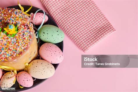 부활절 정통 달콤한 빵과 밝은 분홍색 배경에 화려한 계란 부활절 휴일 아침 식사 개념 광고 공간 복사 공휴일에 대한 스톡 사진 및 기타 이미지 Istock