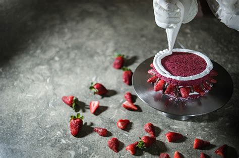 패스트리 마스터는 부엌에서 딸기와 초콜릿 케이크를 준비 각설탕에 대한 스톡 사진 및 기타 이미지 각설탕 과일 달콤한 음식 Istock