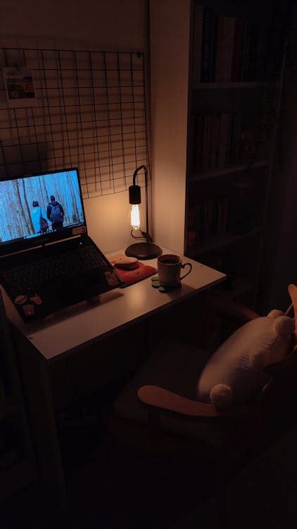 노트북 설치가 가능한 아늑한 홈 오피스 책상 · 무료 스톡 사진