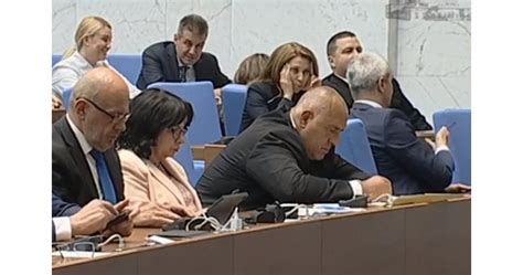 Вижте какво рисува Бойко Борисов по време на дебата за кабинета Желязков