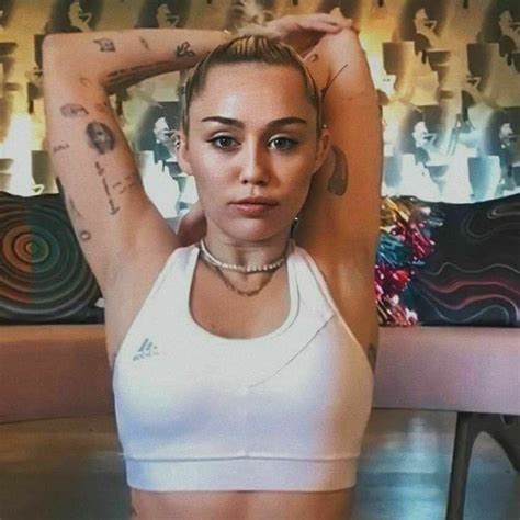 Pin Di 𝘝𝘢𝘭𝘦𝘳𝘪𝘦 Su Miley Cyrus Viaggi