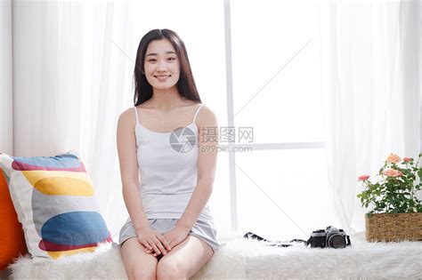 青年女人在卧室独处高清图片下载 正版图片507633494 摄图网