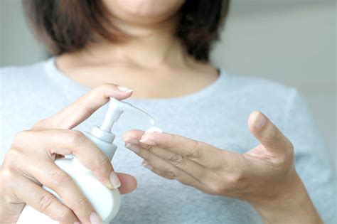 보습 크림과 세럼을 들고 있는 여자의 손 그녀는 피부 관리를 위한 페이셜 크림 에센셜 오일 로션 및 바디 크림을 적용 하 여 보기와 흐림 배경을 닫습니다 아름다움과 건강 한