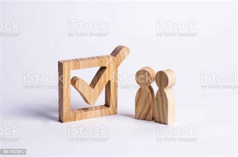 2 개의 나무 인간 숫자 상자에서 눈금 옆에 함께 서 선거와 사회 기술 개념입니다 자원 봉사자 정당 후보자 지역구 유권자입니다 인간의 권리입니다 0명에 대한 스톡 사진 및