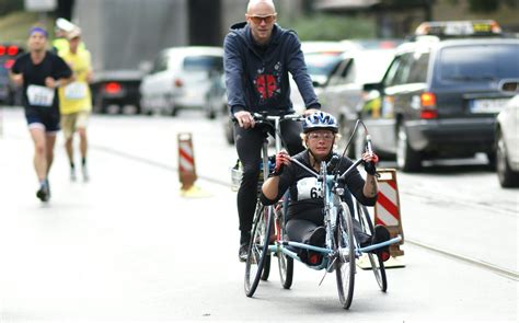 Bw Dslr 사진 Lifegoes 갈색 머리 거리 건강 경쟁 경주의 날 교통 귀여운 그룹 남자 달리는 사람 달리다 도로 경주 도시 거리 도시