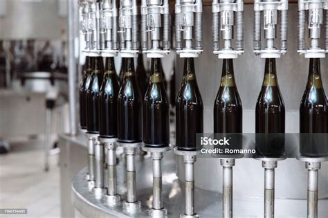 샴페인 또는 와인 공장의 자동 컨베이어 라인에 유리 병 병에 넣는 알콜 음료 공장 샴페인 와인에 대한 스톡 사진 및 기타 이미지 샴페인 와인 음료 공장 와인 Istock