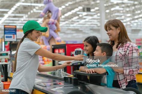 사랑 하는 어머니와 함께 그녀의 아들과 딸이 슈퍼마켓에서 식료품을 지불 하는 모든 미소 가족에 대한 스톡 사진 및 기타 이미지 가족 시장 소매점 판매 사원 Istock