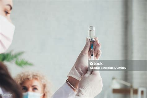 주사를 위해 주사기로 액체를 추출하는 장갑에 손을 클로즈업하십시오 코로나 바이러스 예방 접종 의료 의학 약국 및 예방 접종 개념