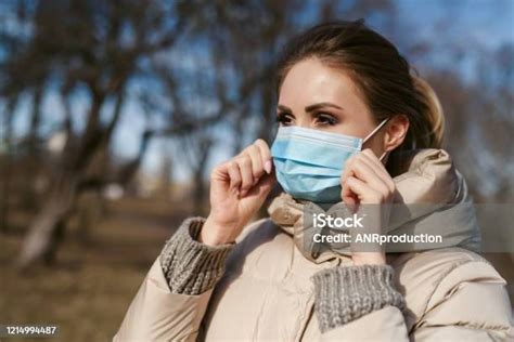 2020년 코로나바이러스 발병 예방 일회용 얼굴 마스크를 착용 하는 젊은 유럽 여성의 야외 초상화입니다 오염 및 질병 개념을 방지합니다 2020년에 대한 스톡 사진 및 기타