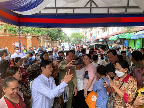 លោកឃួង ស្រេង៖ សម្តេចតេជោផ្តល់ប័ណ្ណកម្មសិទ្ធិផ្ទះសំបែងជូនពលរដ្ឋជាង