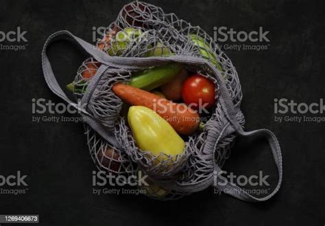 야채 호박 피망 당근 사탕무 양파 검은 배경이있는 회색 문자열 가방 정원 신선한 밝은 야채에서 수확 개념 제로 폐기물 맨 위 보기입니다 플랫 레이 0에 대한 스톡 사진 및