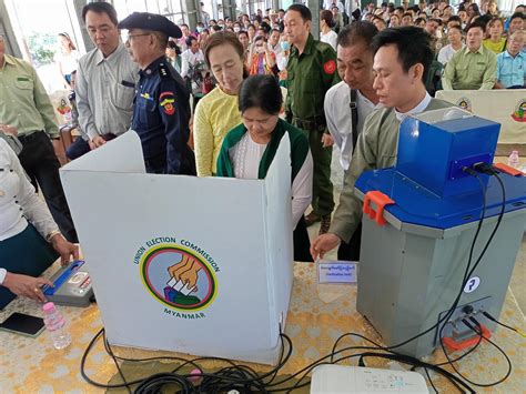ဒဂုံမြို့သစ် မြောက်ပိုင်း မြို့နယ်၌ မဲဆန္ဒရှင်ပြည်သူများ မြန်မာအီလက