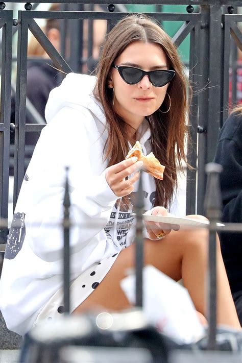 Emily Ratajkowski Enjoys A Slice Of New York Pizza Celebmafia