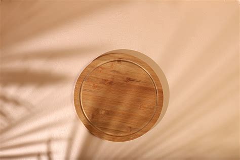 파스텔 벽에 천연 나무 연단과 긴 그림자 화장품의 전시 또는 프리젠 테이션을위한 빈 쇼케이스 0명에 대한 스톡 사진 및 기타 이미지 Istock