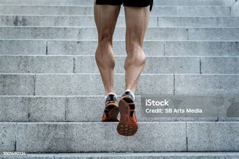 남자 러너 도시 도시 스포츠 훈련 젊은 남성 피해자 선수 훈련 및 시 야외에서 운동 하 고 계단에서 실행 체력과 운동 야외 도시 환경 개념입니다 개념에 대한 스톡 사진 및