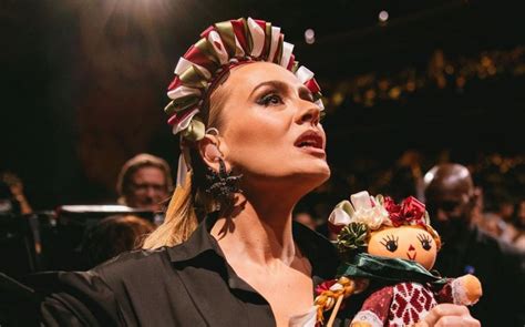 Adele Recibió Una Muñeca Lele Durante Concierto En Las Vegas Video