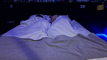 Esposa Latina Enojada Y Culona Comparte Cama Con El Amigo De Su Marido Xnxx Com