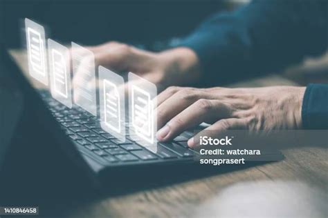 사이버 보안 개념 공격 손상 또는 무단 액세스로부터 네트워크 장치 프로그램 및 데이터를 보호하도록 설계된 컴퓨터에서 작업하는 사람 웹페이지에 대한 스톡 사진 및 기타 이미지