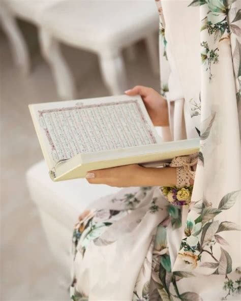 عکس دختر با قران برای پروفایل