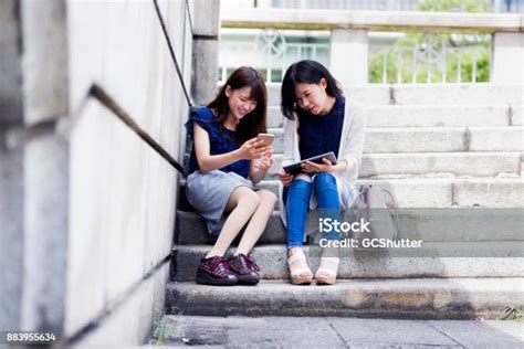 스마트폰 및 디지털 태블릿을 사용 하 여 그들의 시간 동안 일본 여자 20 29세에 대한 스톡 사진 및 기타 이미지 20 29세 2명 Brand Name Online