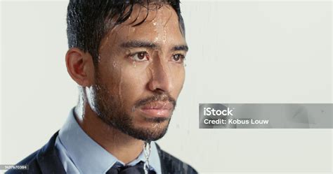 비가 오는 사업가 일하는 남성의 우울증의 슬픈 얼굴 기업 정신 건강 걱정 문제에 압도 회사의 기후 변화 위험 및 샤워에 좌절 우울한 사람 직업에 대한 스톡 사진 및 기타