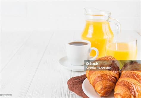 갓 구운 크루아상 오렌지 주스 신선한 과일 흰색 나무 바탕에 잼 프랑스어 아침 식사 아침 신선한 패스트리 맛 있는 디저트 근접
