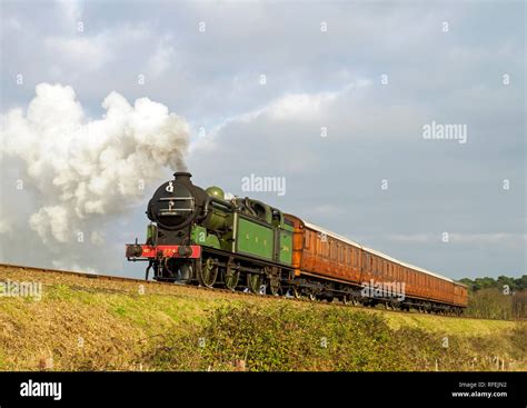 Ex Gnr N2 Class Loco And A Gresley Designed Quad Art Set Of Articulated Suburban Carriages