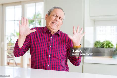 집에서 잘 생긴 선배 는 미친 미친 소리와 공격적인 표정과 팔을 제기 고함 좌절 개념입니다 감정에 대한 스톡 사진 및 기타 이미지 Istock