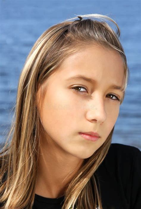 Verticale De La Belle Fille Sur Une Plage Image Stock Image Du Beauté