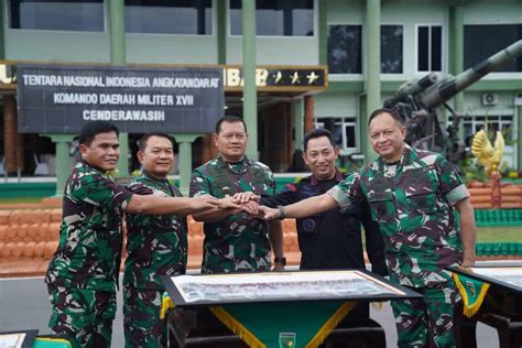 Kasad Serahkan Pompa Hydrant Pipa Dan Lampu Solar Cell Ke Kodam Xvii