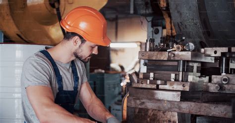 대형 폐기물 재활용 공장에서 안전모를 쓴 젊은 노동자의 초상화 엔지니어는 기계 및 기타 장비의 작업을 모니터링합니다 사진 Unsplash의 젊은이 이미지